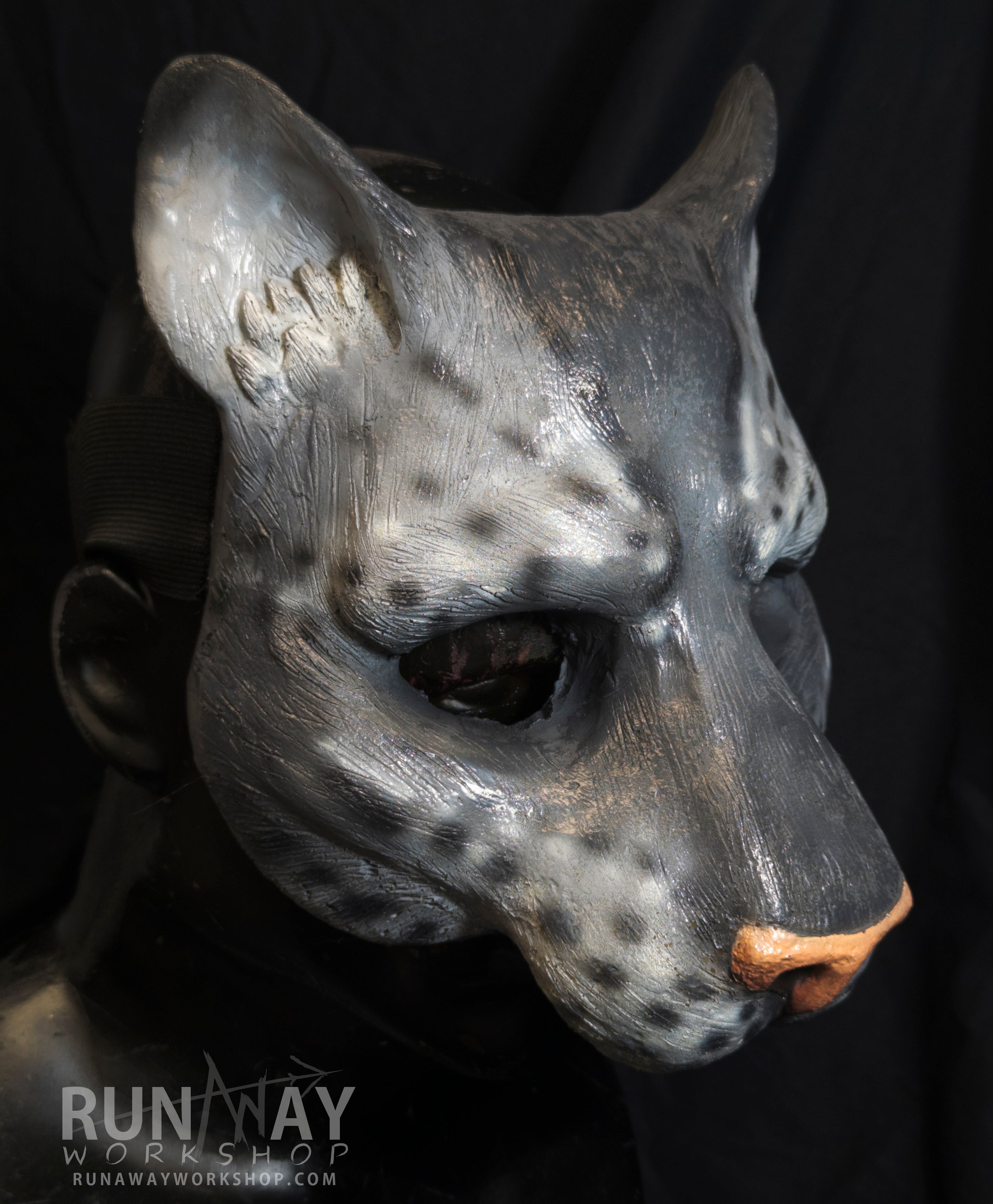Custom painted LARP mask – Runaway Workshop
